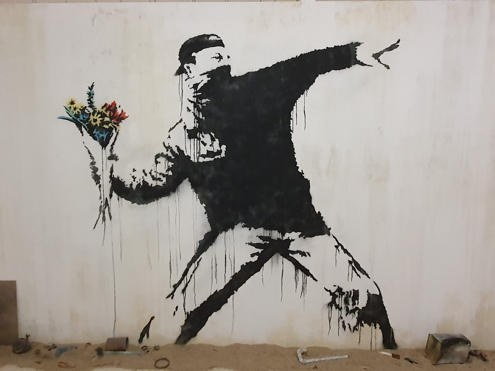 Banksy Kimdir? Hayatı, Sanatı ve Eserleriyle Sokak Sanatının Anonim Yüzü